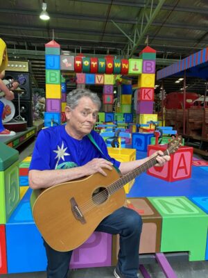 Peter Combe headlines Christmas Pageant - KIDDO Mag